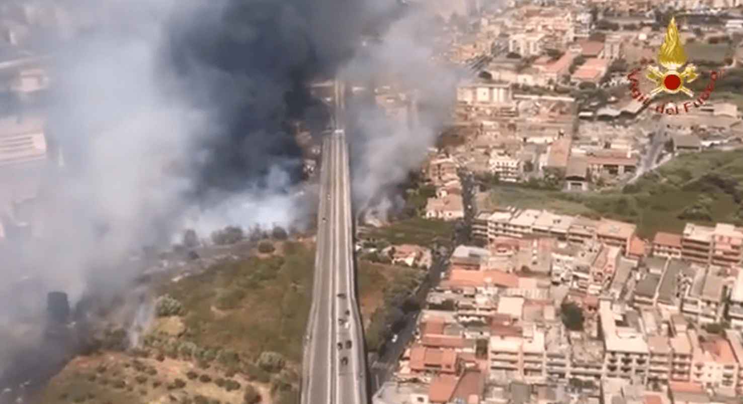 Incendi a Catania, salvate 173 persone bloccate vicino alla foce del ...